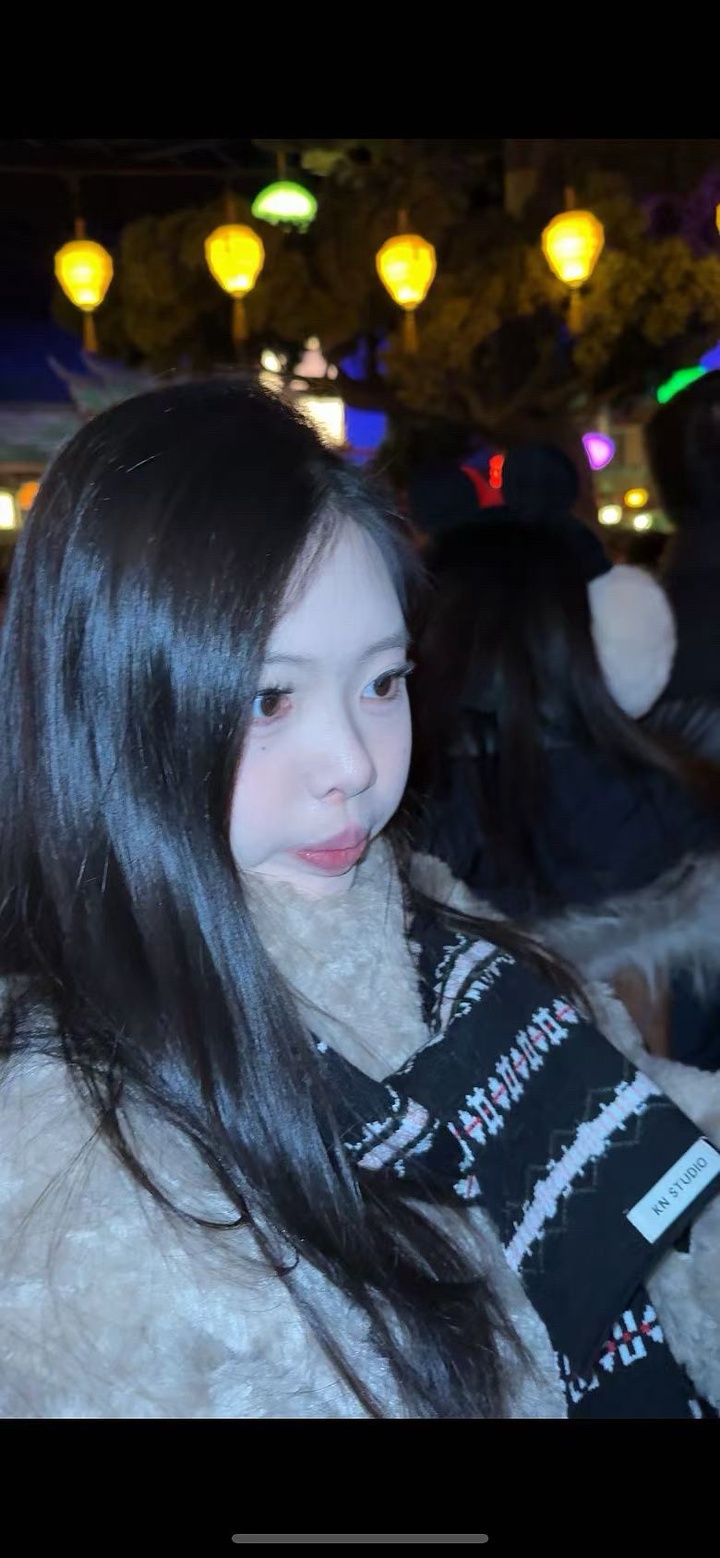 【原档无水印】黑发长直妹子戴着那颗黑得发亮的大口球，全裸躺在床上，乳肉完整 Shared By 流 雨 Pikpak