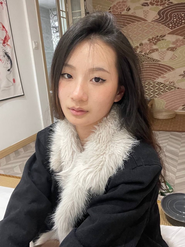 【原档无水印】古装头饰红妆自拍比耶甜美可人，戴眼镜绿毛衣车内日常清纯得像邻 Shared By 流 雨 Pikpak